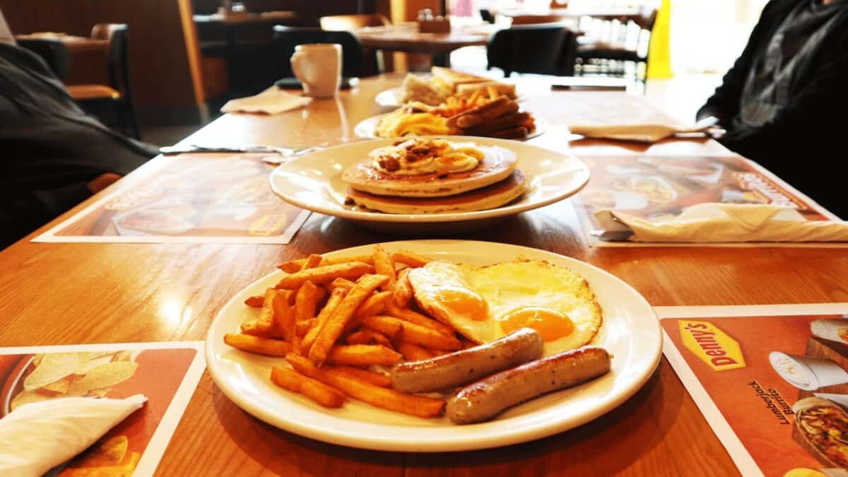 28 Cheap Restaurants for Families That Everyone Will Love - Money Smart ...