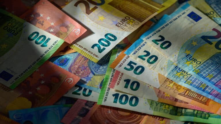Investors Moving To The Euro As US Dollar Continues Decline - Money ...
